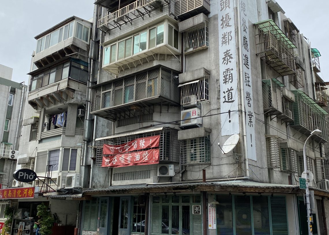台灣多 P 片商公雞俱樂部 @roosters_clubtw 所有性愛片線上看，直播精華剪輯免費看，推特 AV 群砲影片片單總整理 ．純真子看妹台