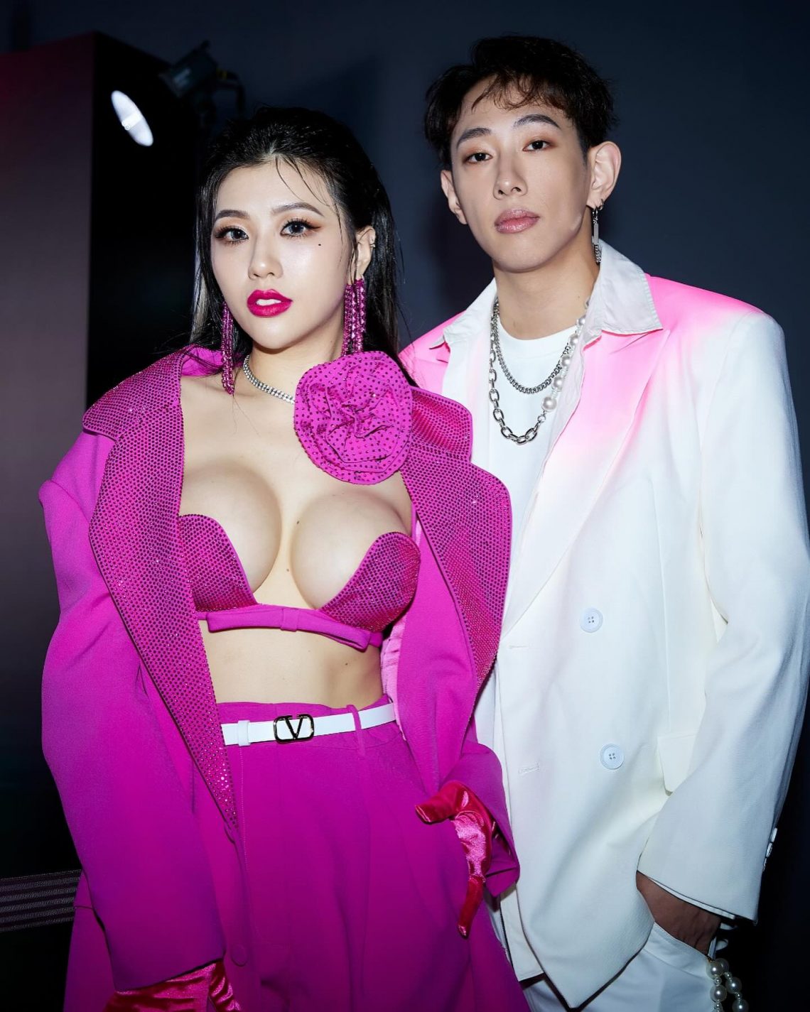 禦姐薔尼 Ms. Johnny 大尺度全裸寫真，FansOne 御姐強尼 @igjohnny 付費訂閱作品總整理，爆乳玩奶無碼乳搖線上看 ．純真子看妹台